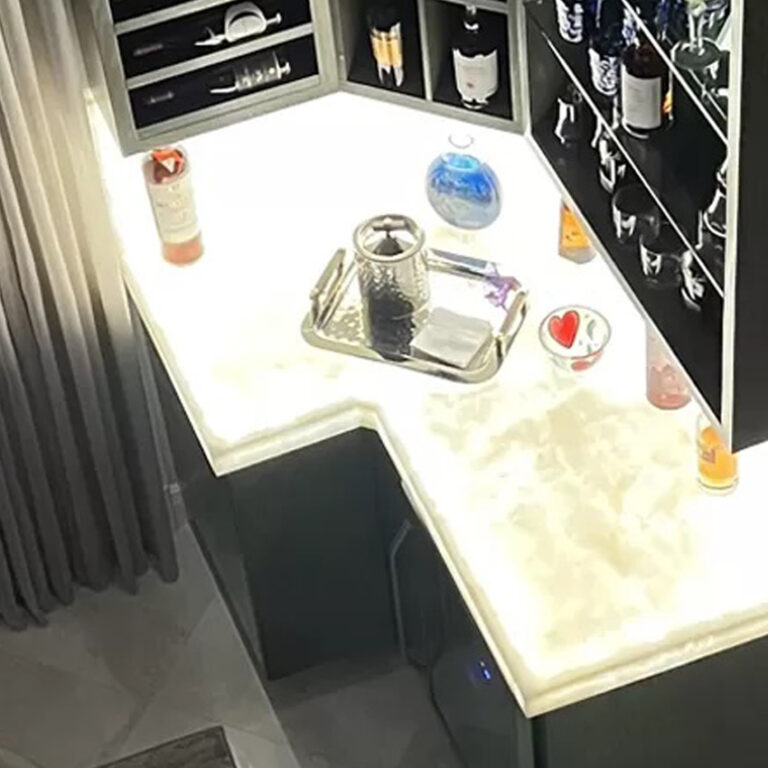 Backlit onyx countertop for a bar in Palm Beach - lumiron